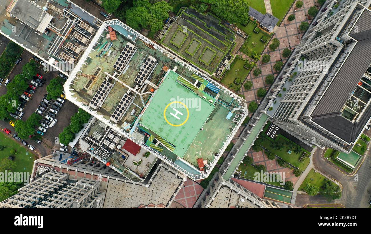 Top down view of a helipad on the roof of a modern skyscraper Stock ...