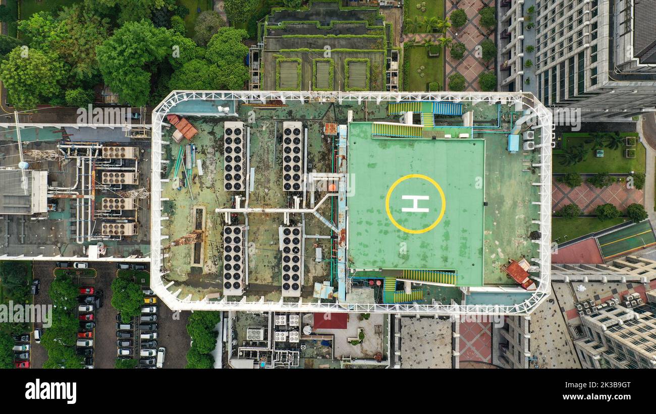 Top down view of a helipad on the roof of a modern skyscraper Stock ...