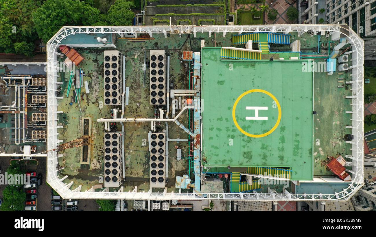 Top down view of a helipad on the roof of a modern skyscraper Stock ...