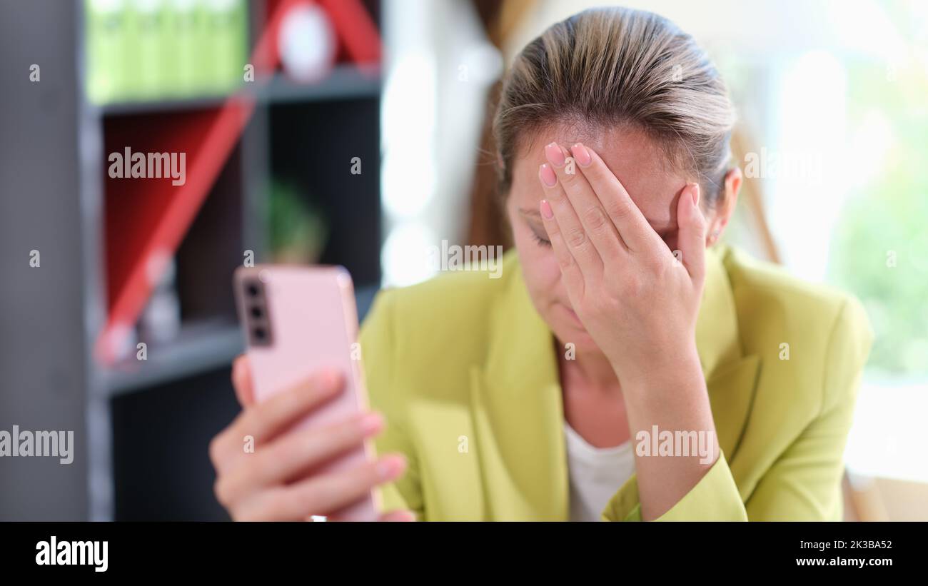 Embarrassed office worker hi-res stock photography and images - Alamy