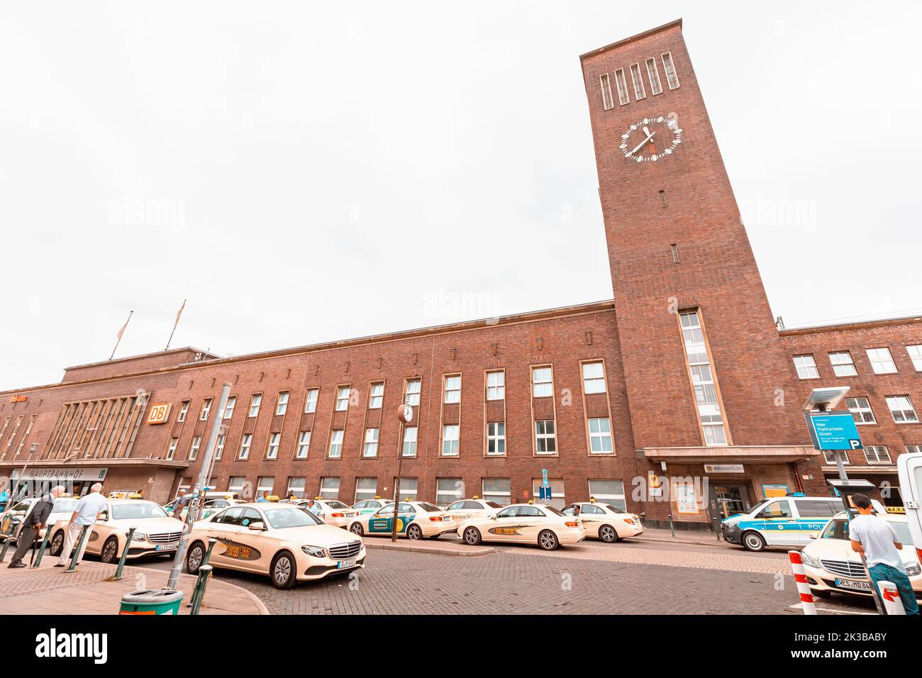 21 July 2022, Dusseldorf, Germany: Deutsche Bahn Hauptbahnhof railroad ...