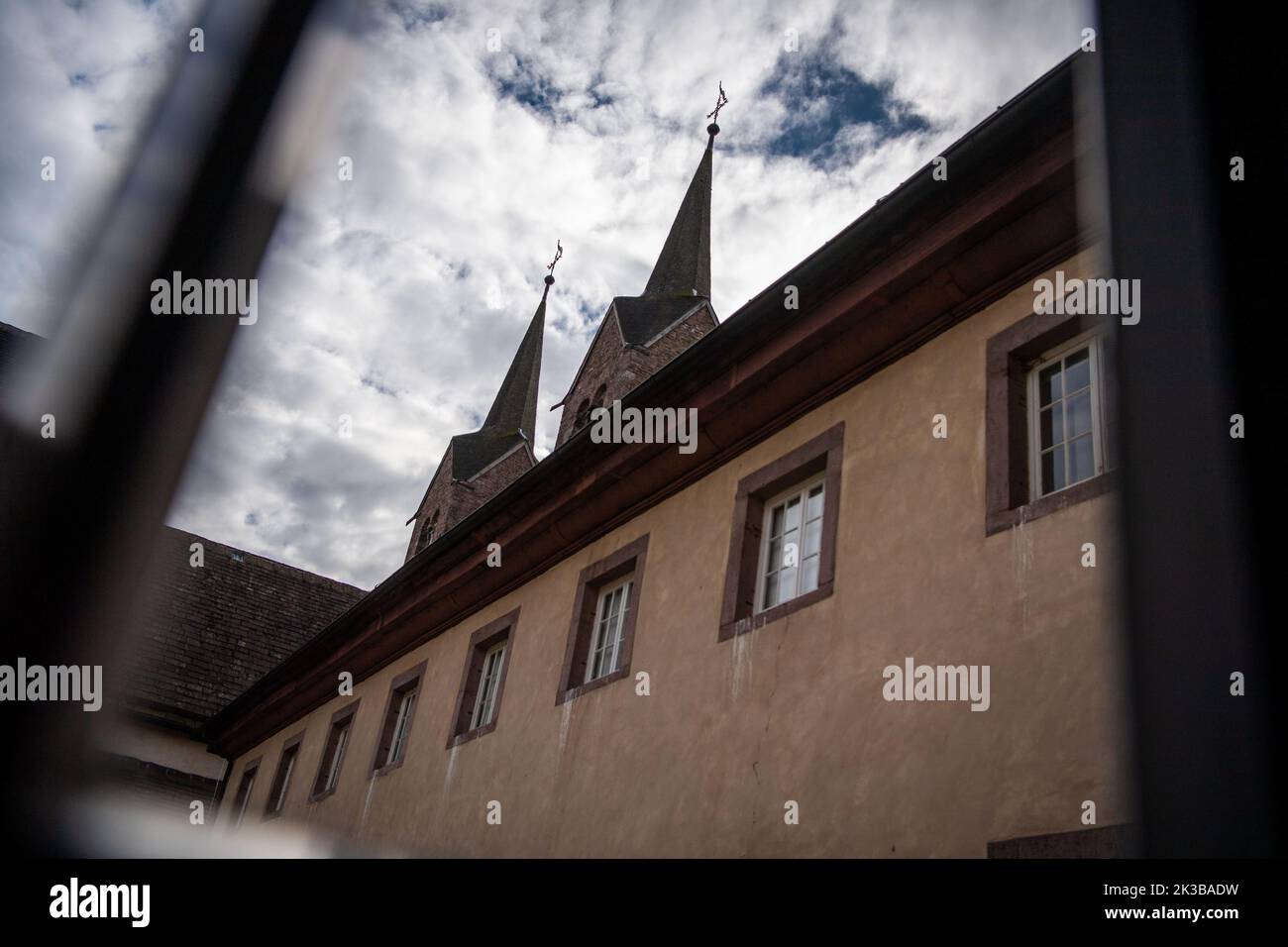25 September 2022, North Rhine-Westphalia, Höxter: View of a courtyard ...