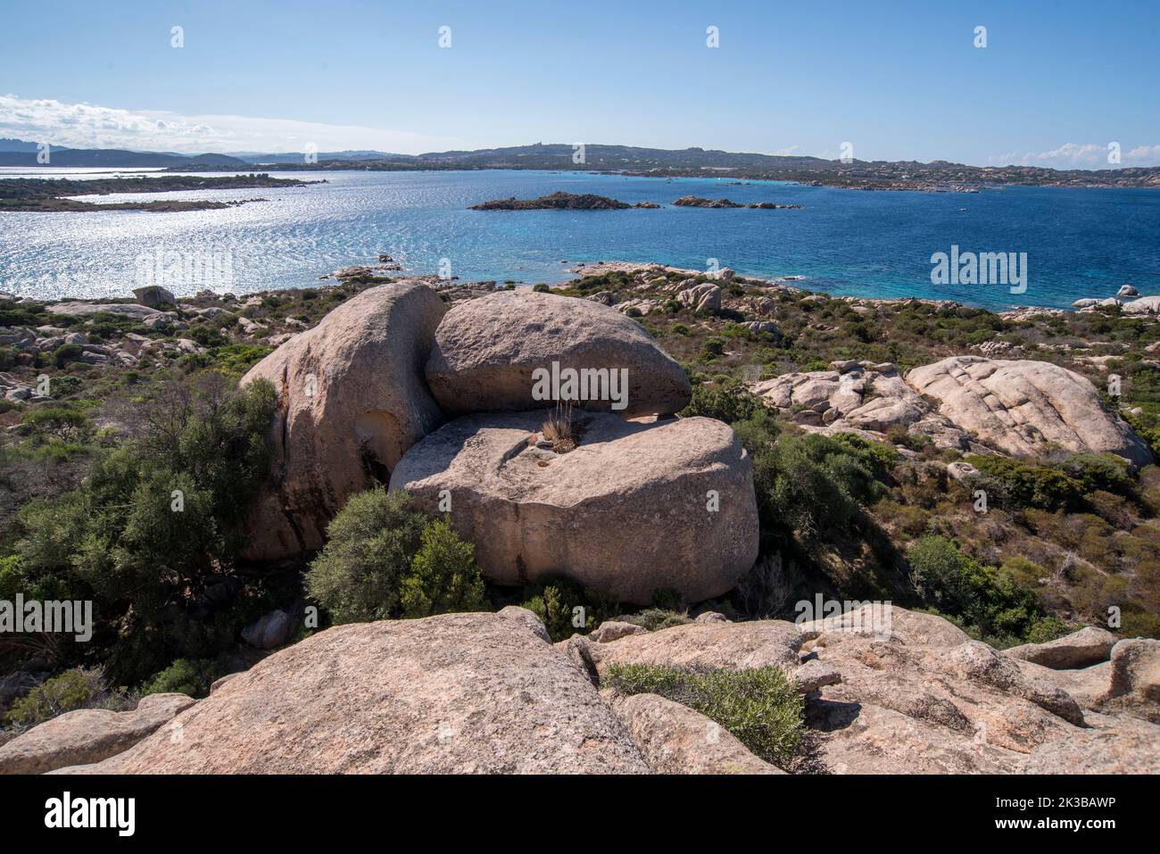 Costa selvaggia della Sardegna, isola Caprera Stock Photo - Alamy