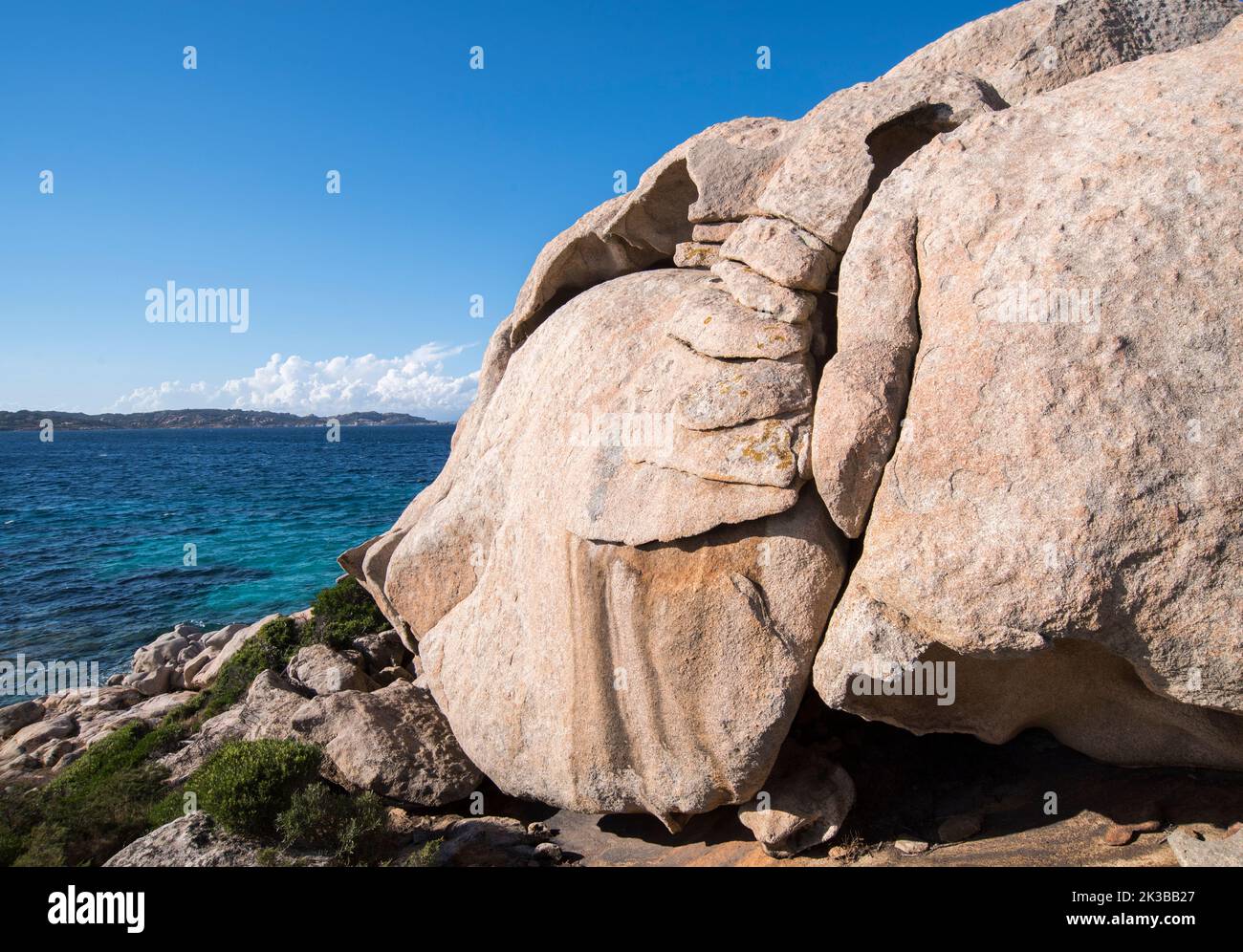 Costa selvaggia della Sardegna, isola Caprera Stock Photo - Alamy