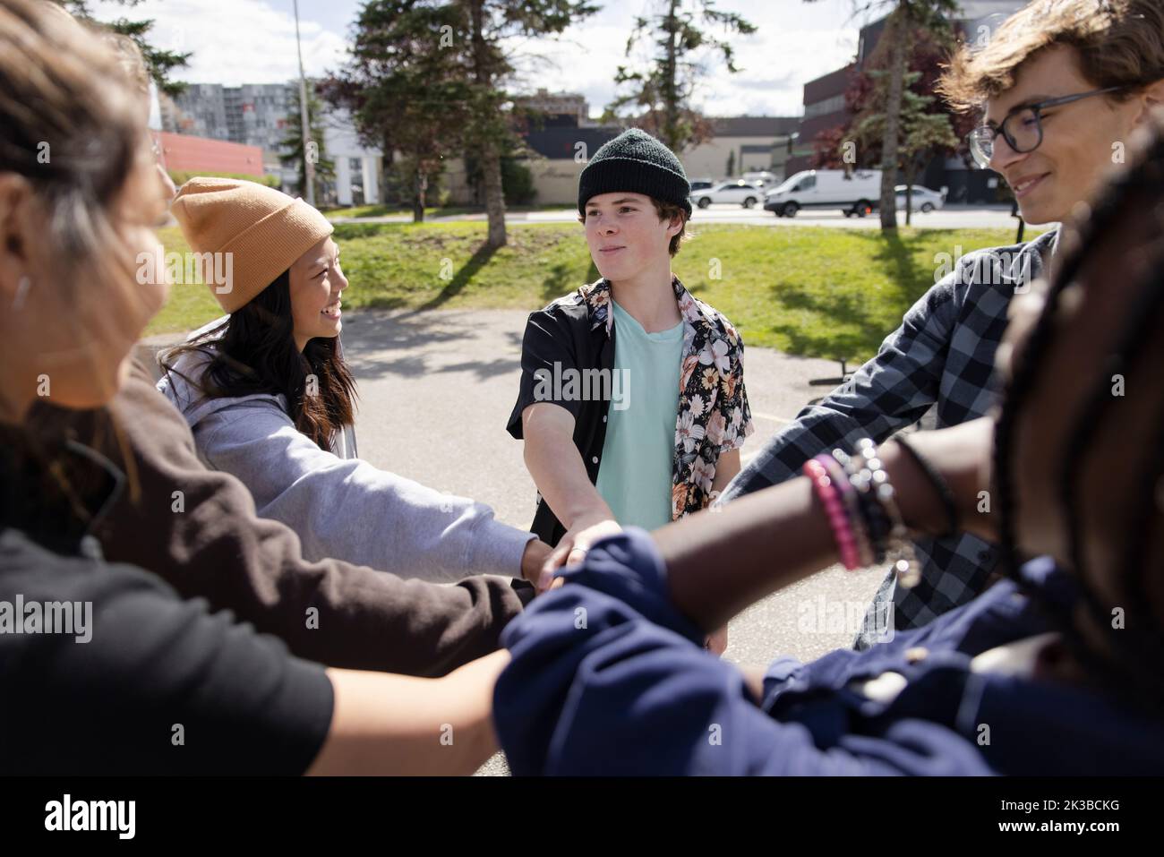 Teens and park and city hi-res stock photography and images - Alamy