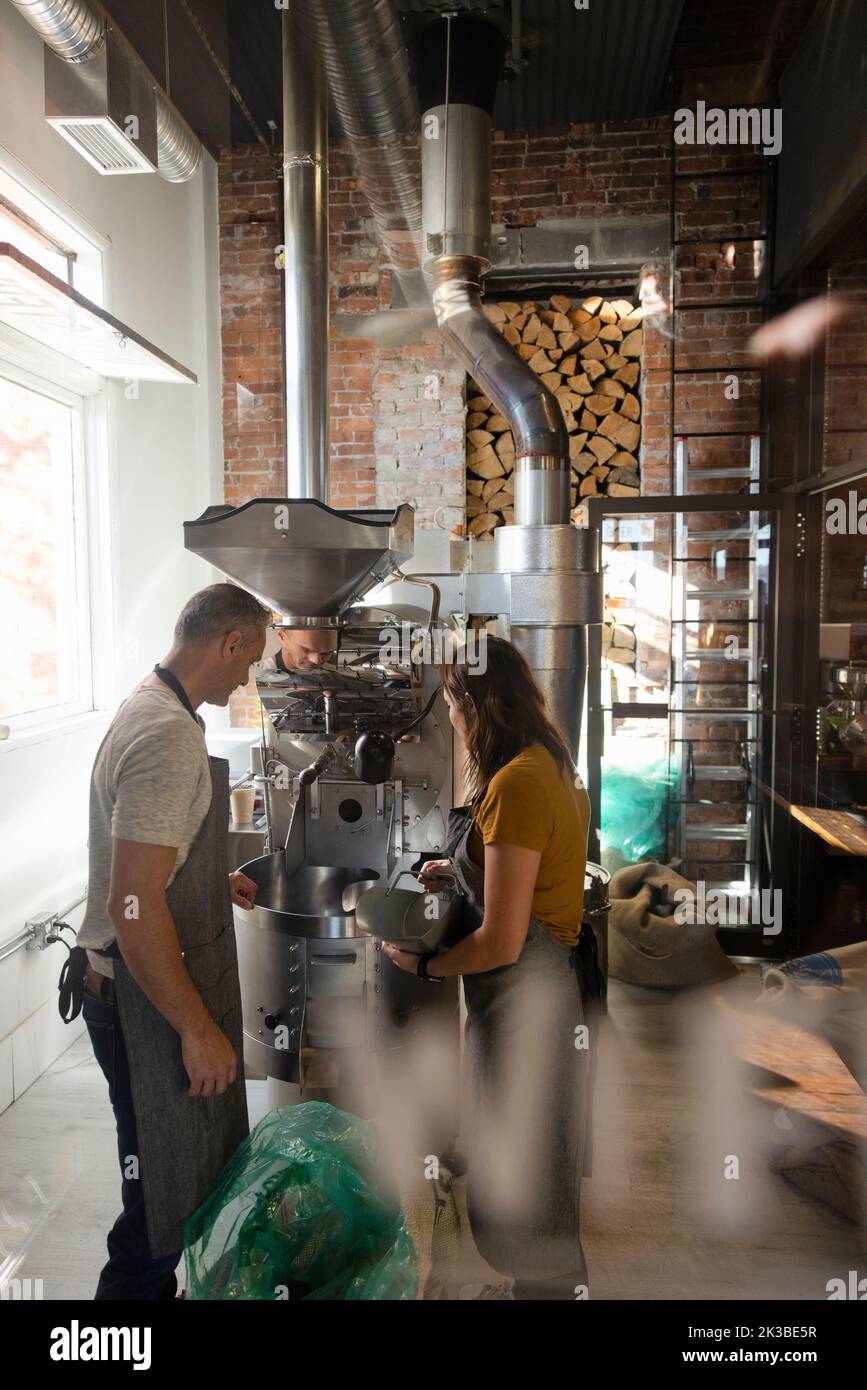 Coffee shop workers hi-res stock photography and images - Alamy
