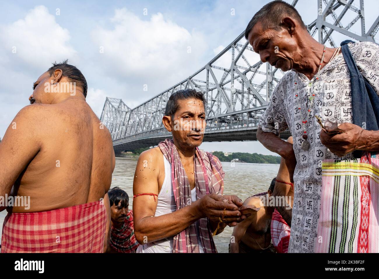 Kolkata, India. 25th Sep, 2022. A devotee doing ritual in theGanges ...