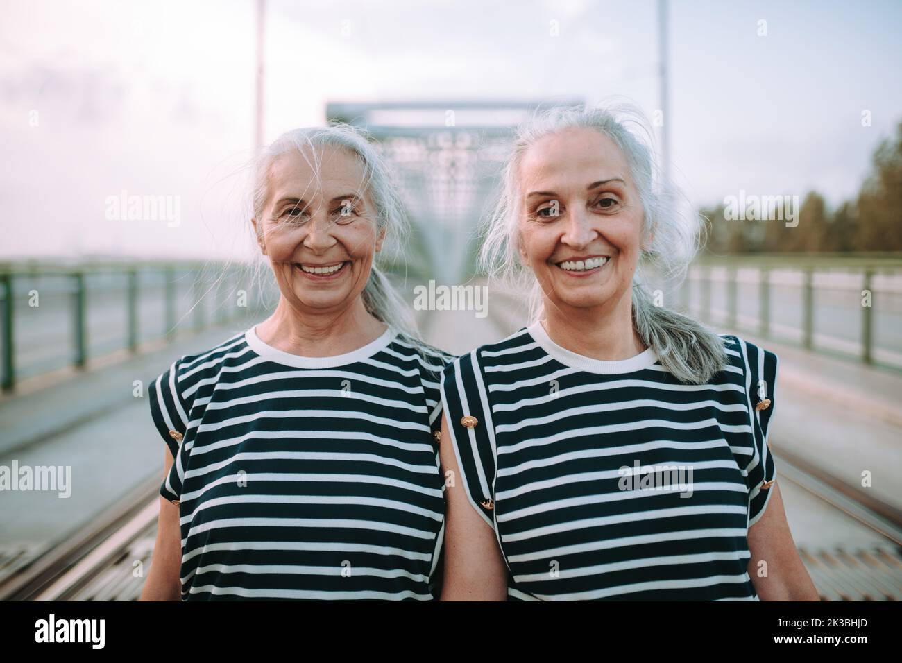 Female twins same clothes hi-res stock photography and images - Alamy