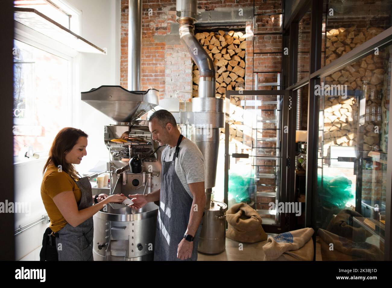 Coffee shop workers hi-res stock photography and images - Alamy