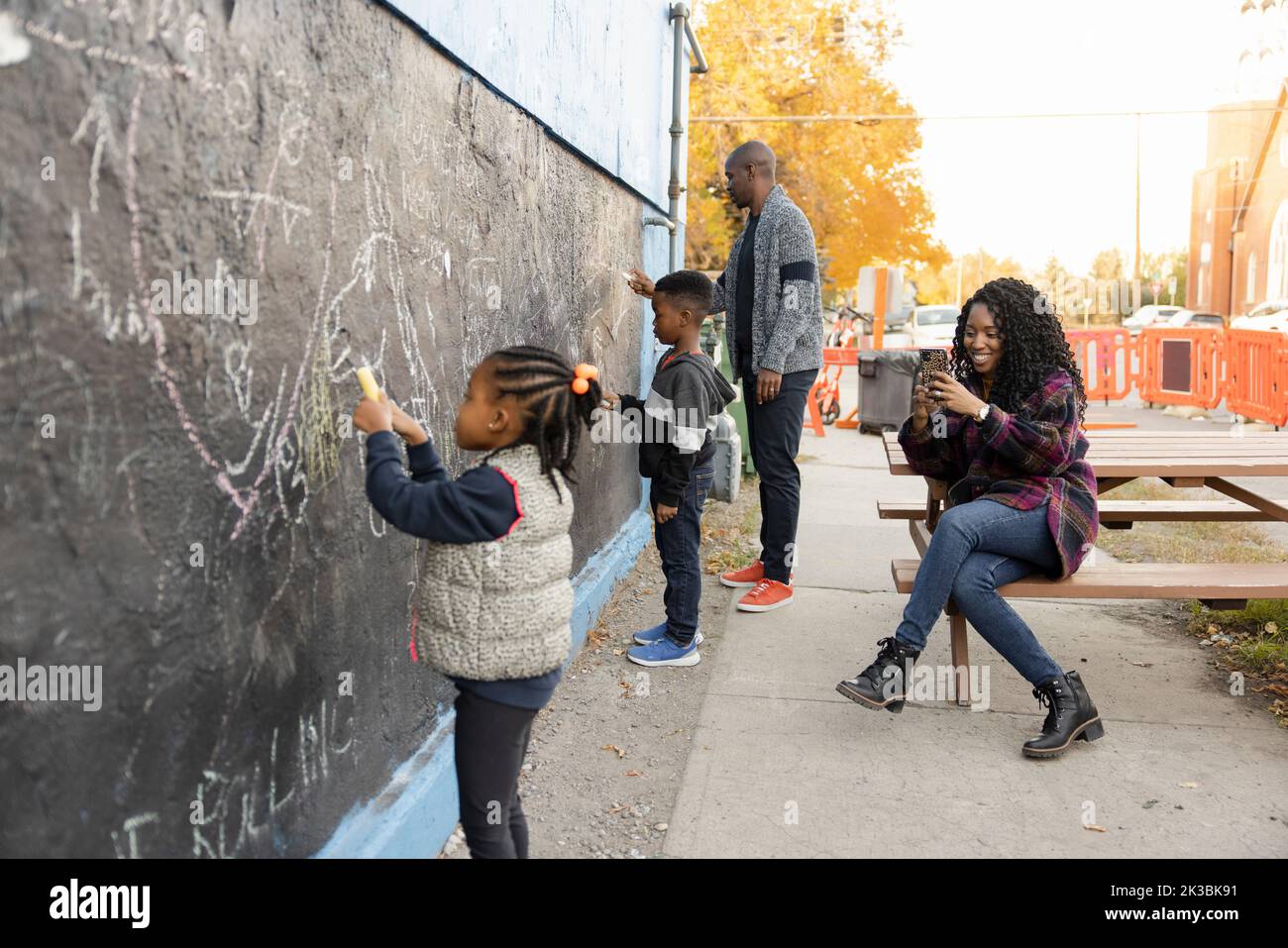 Drawing wall kids hi-res stock photography and images - Alamy