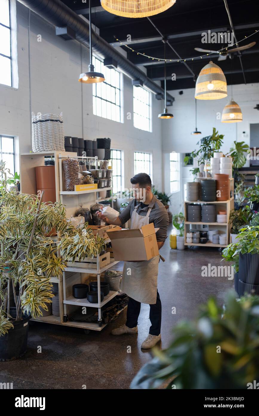 Shelf inventory hi-res stock photography and images - Alamy