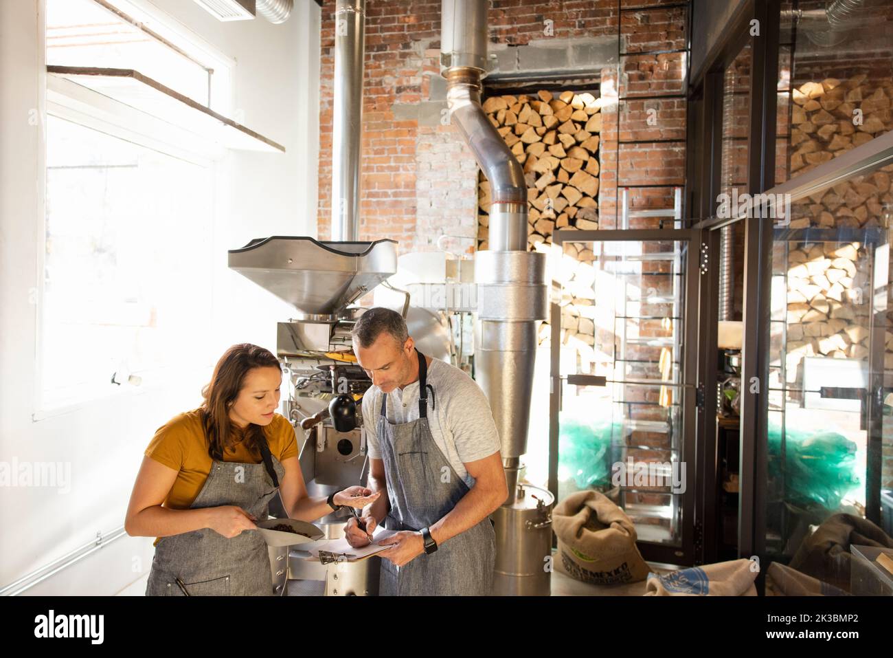 Coffee shop workers hi-res stock photography and images - Alamy