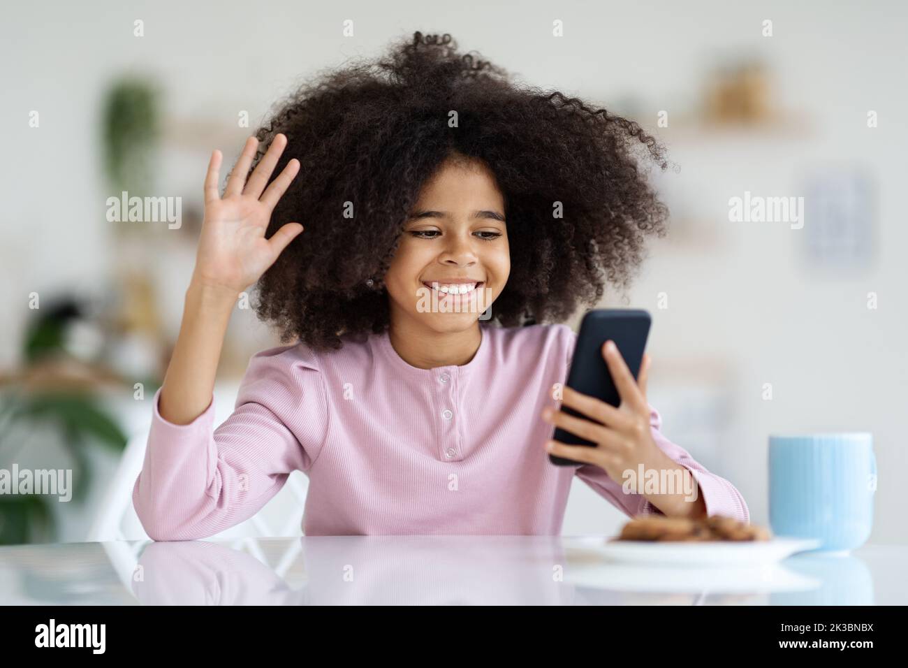 Child and sweets and phone hi-res stock photography and images - Alamy