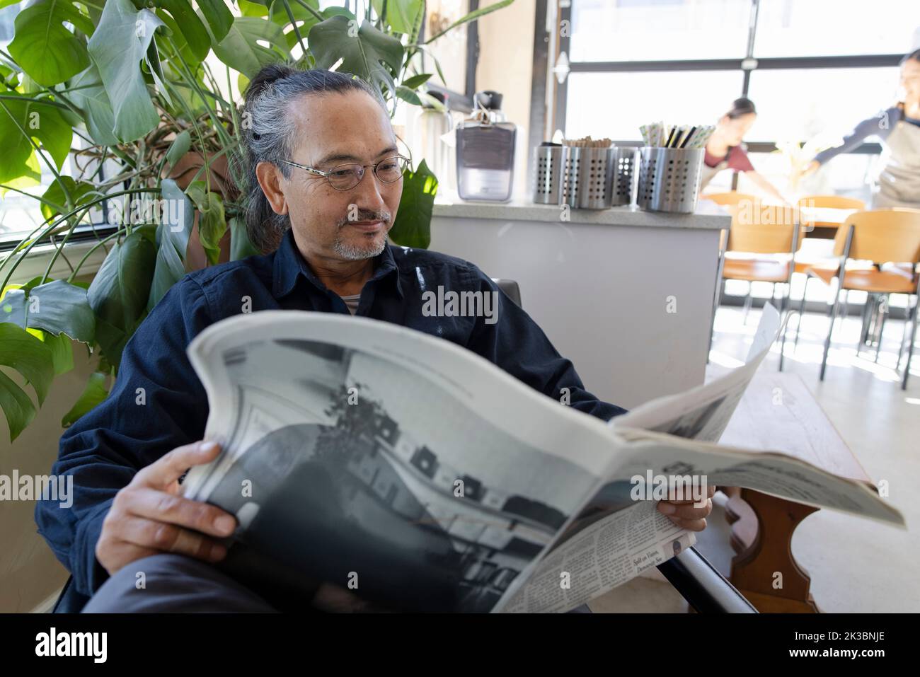 Man reading in a cafe hi-res stock photography and images - Alamy