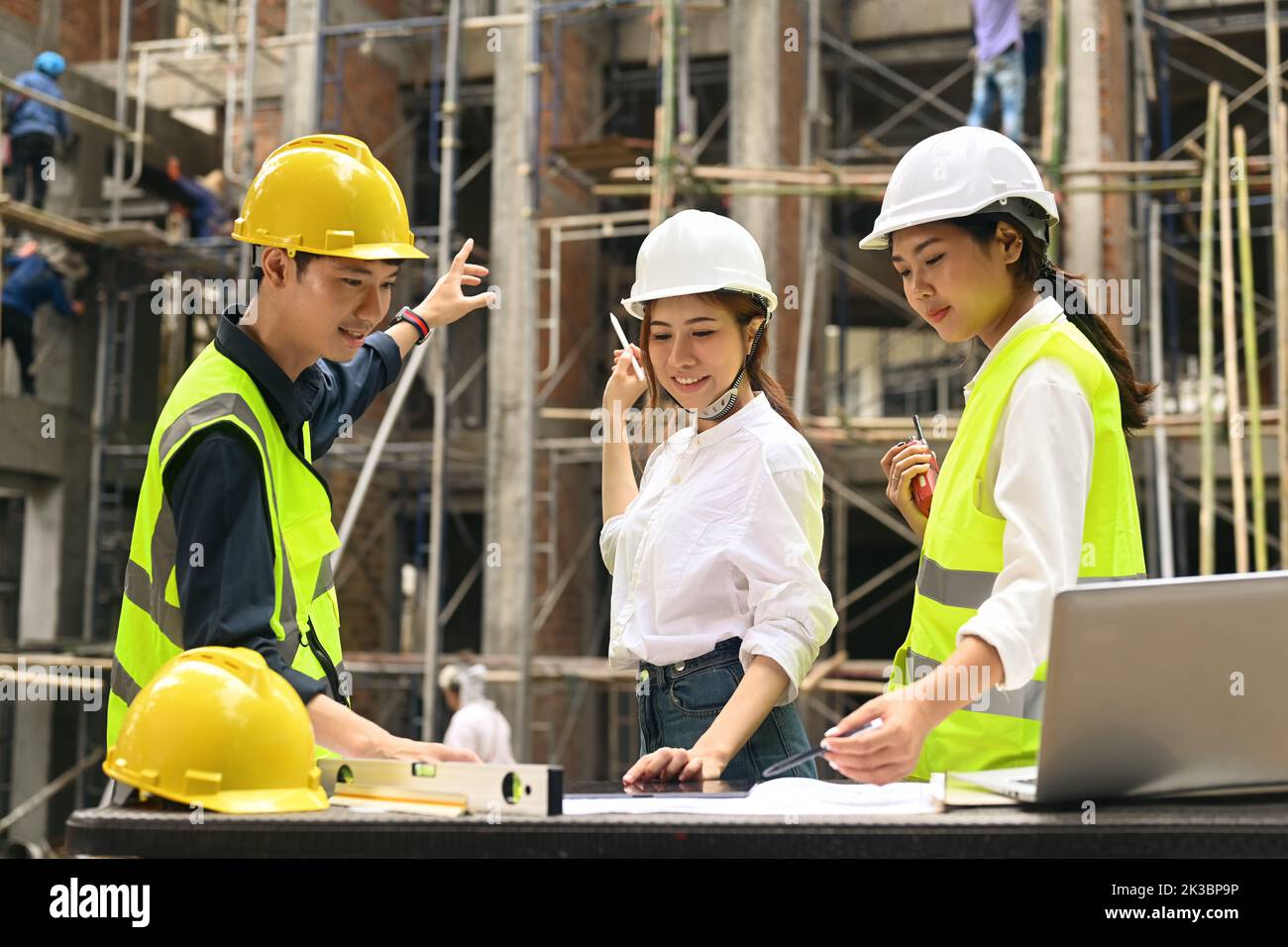 Architect explaining work site hi-res stock photography and images - Alamy