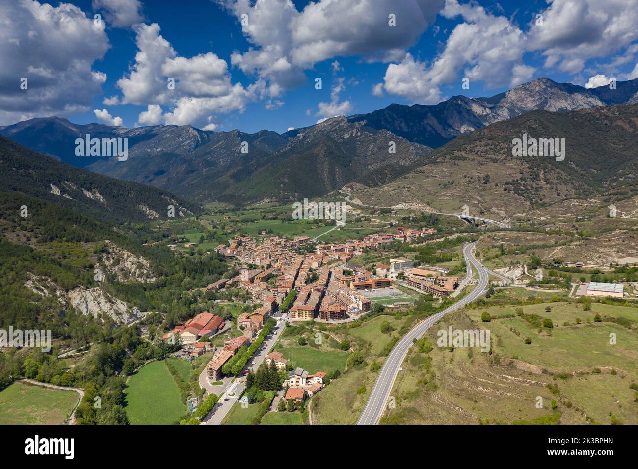 Aerial view of the town of Bagà. In the background, the Moixeró range ...
