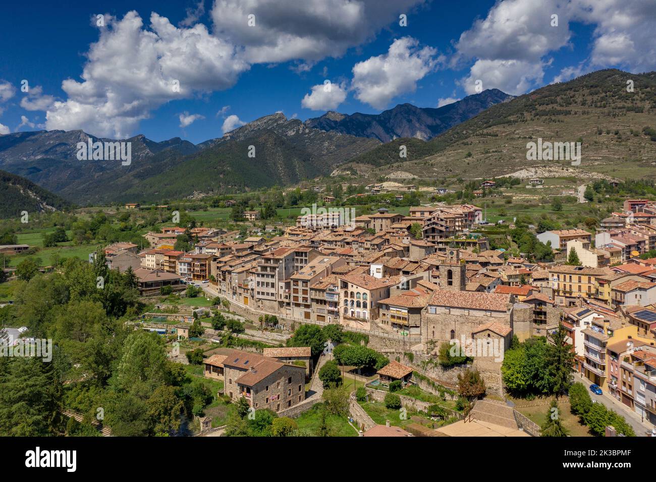 Aerial view of the town of Bagà. In the background, the Moixeró range ...