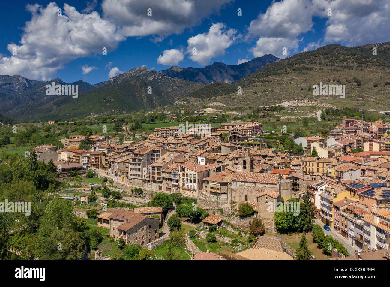 Aerial view of the town of Bagà. In the background, the Moixeró range ...