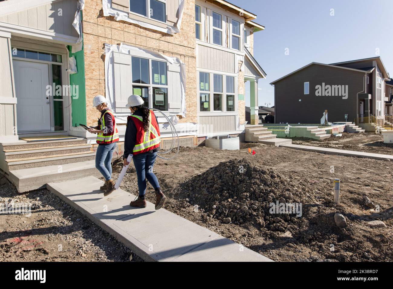 Female builder outside hi-res stock photography and images - Alamy