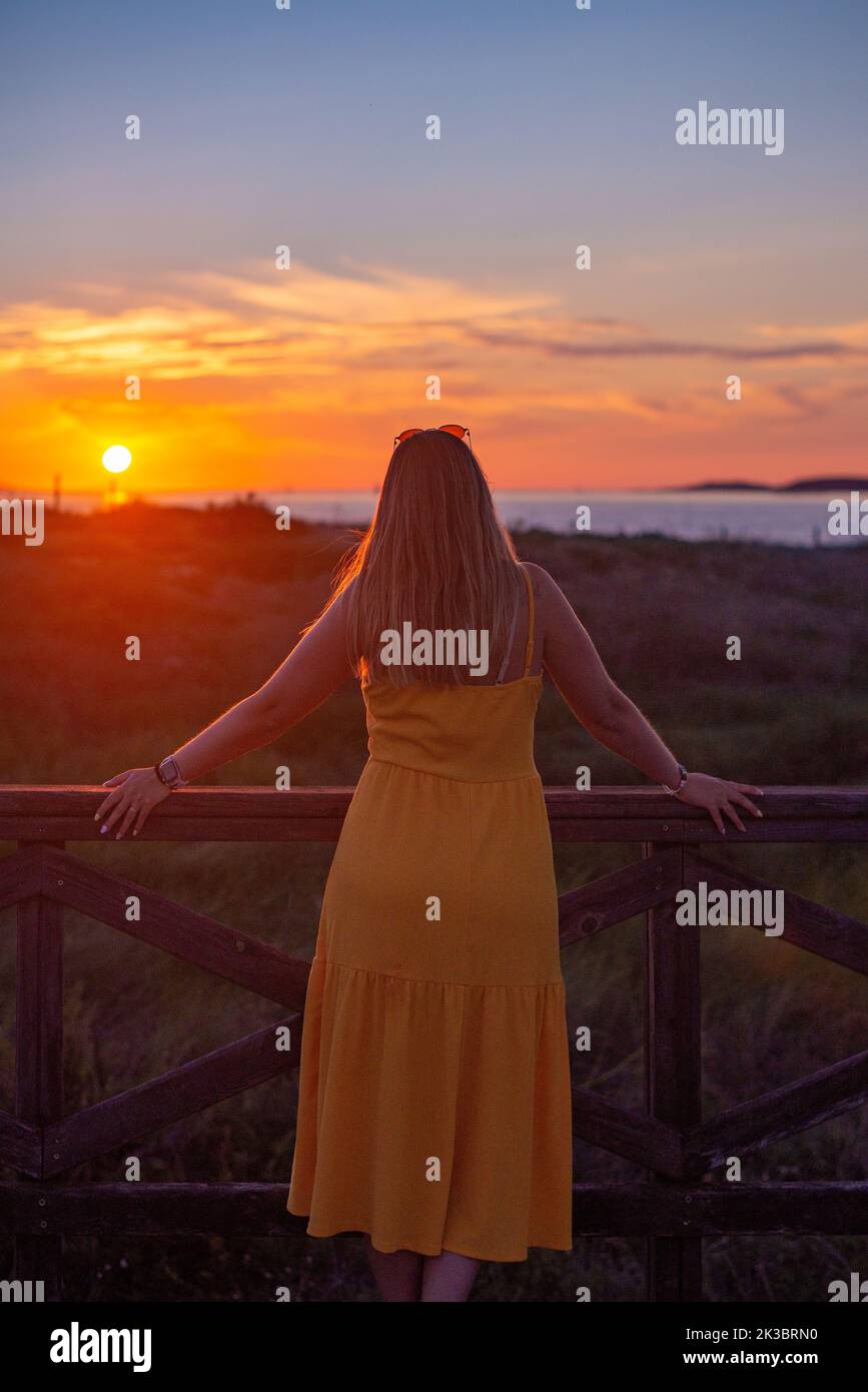 Beautiful woman from behind hi-res stock photography and images - Alamy