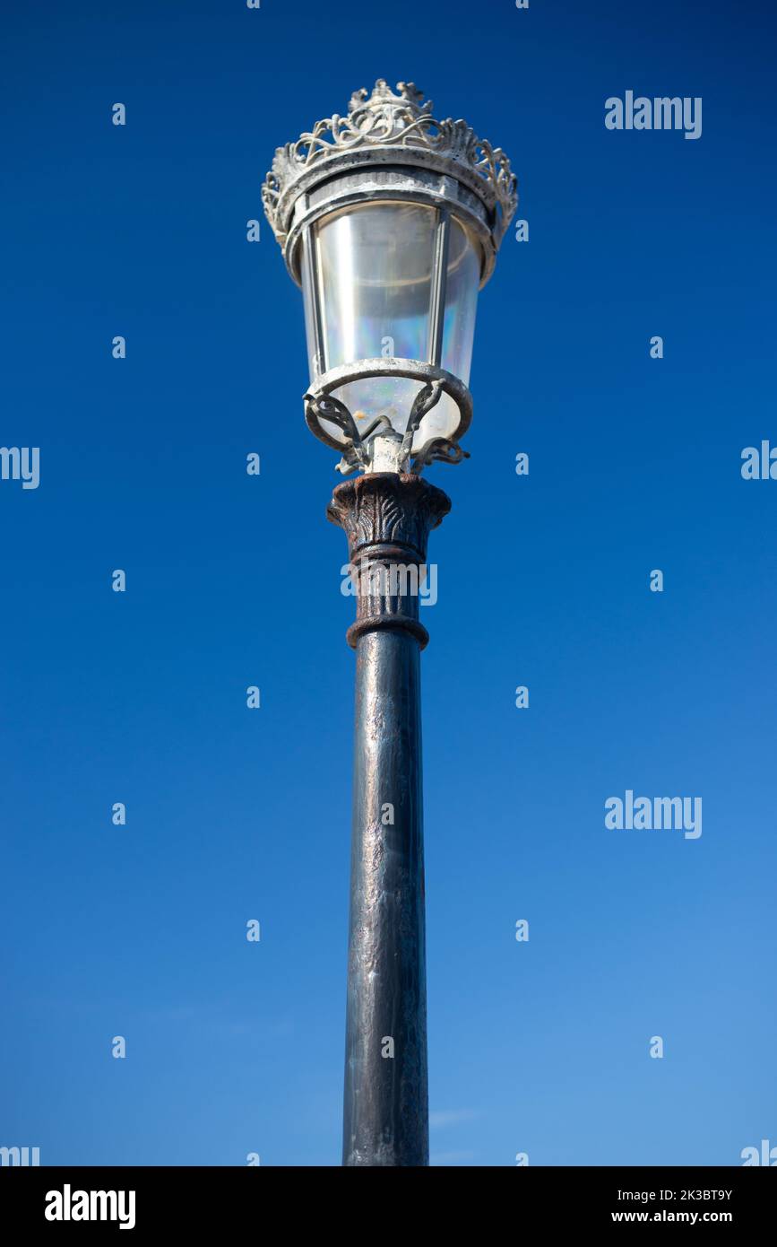 Single streetlight hi-res stock photography and images - Alamy