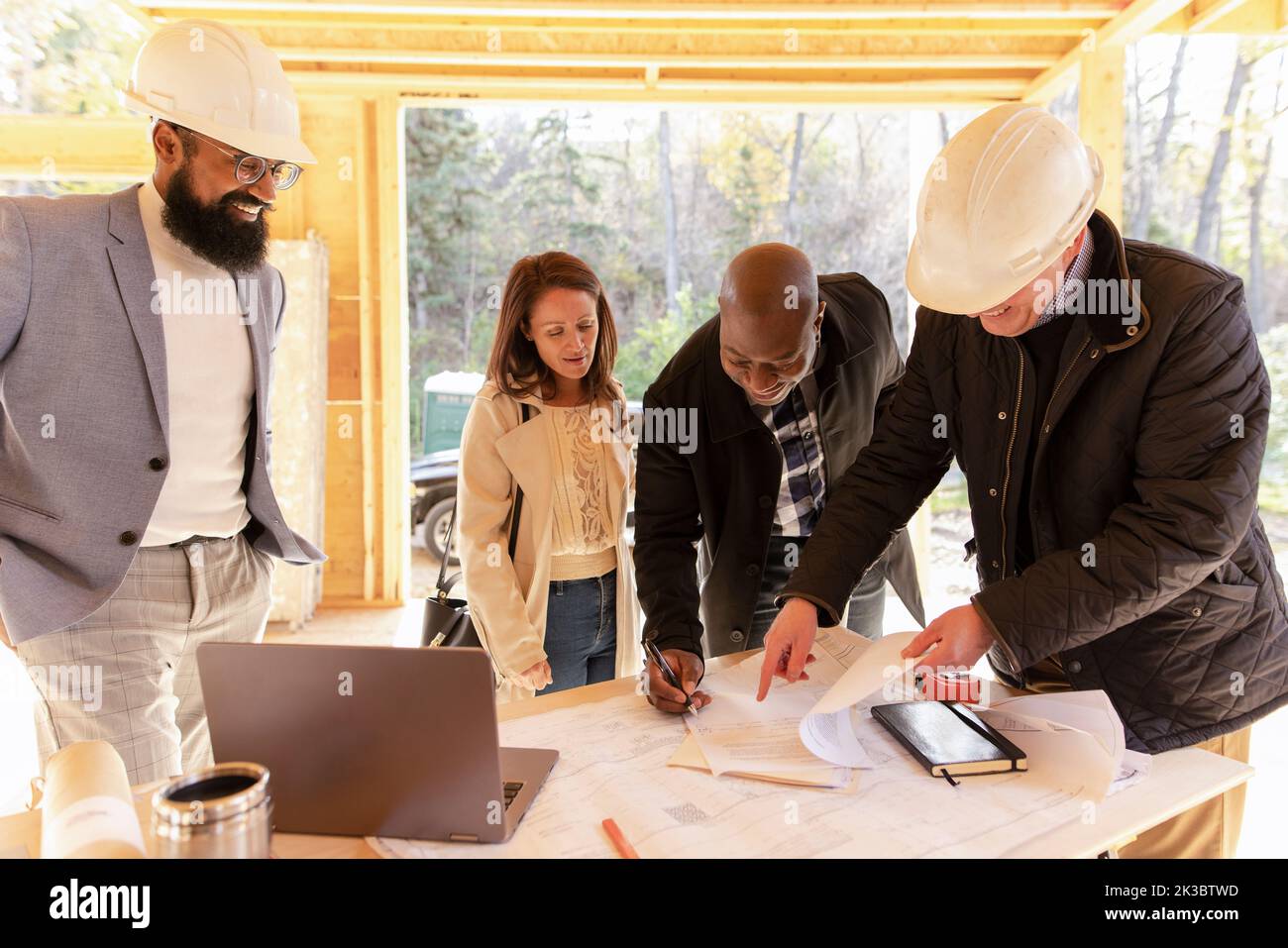 Signing contract building hi-res stock photography and images - Alamy