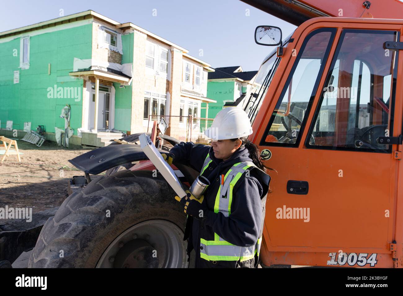 Construction worker lift exterior hi-res stock photography and images ...