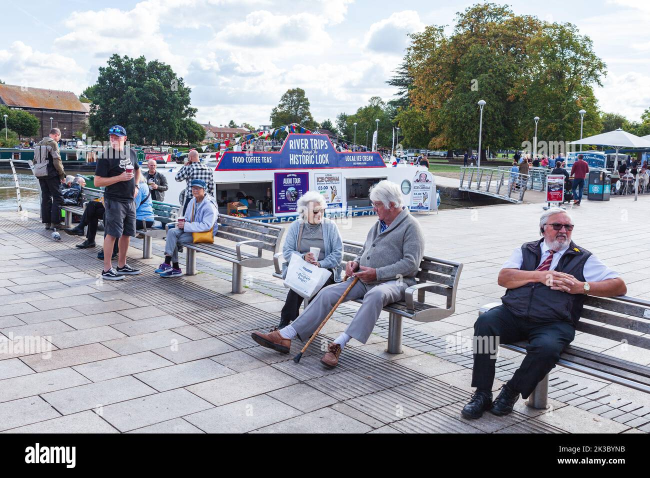 People sitting on benches hi-res stock photography and images - Alamy