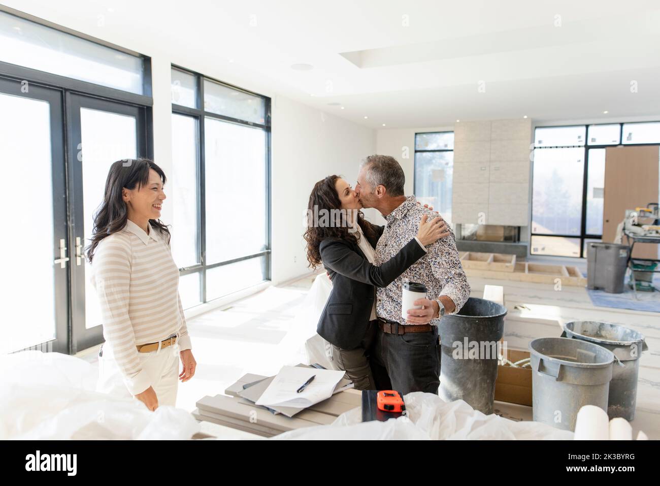 Signing contract building hi-res stock photography and images - Alamy