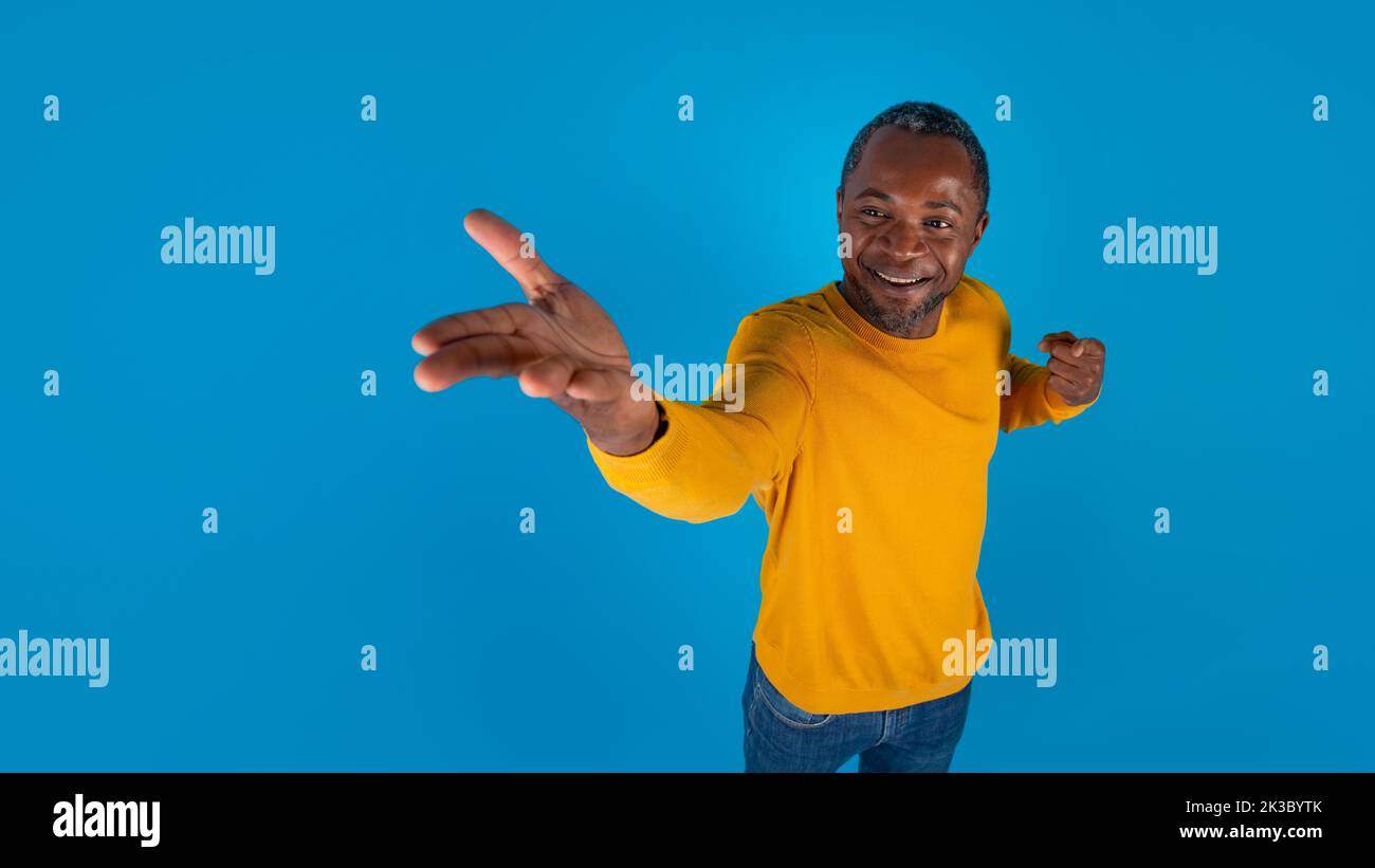 Man showing something hi-res stock photography and images - Alamy