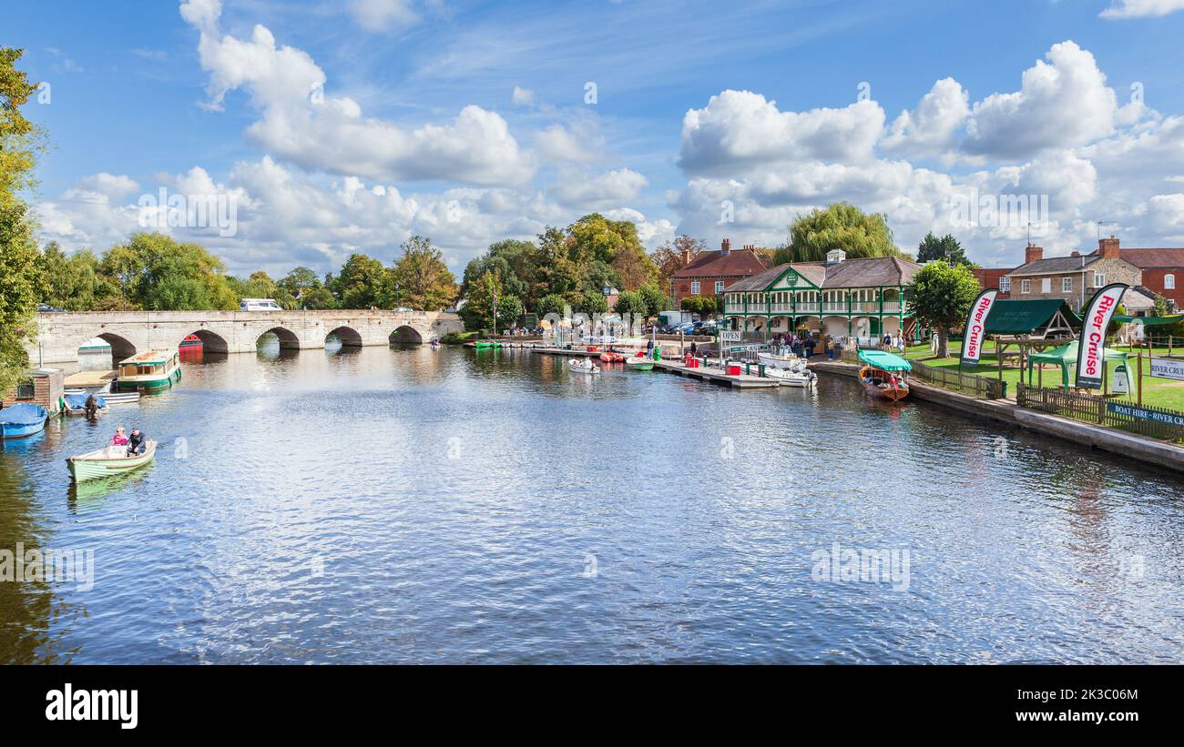 Landscape view of the River Avon during sunshine at Stratford upon Avon ...