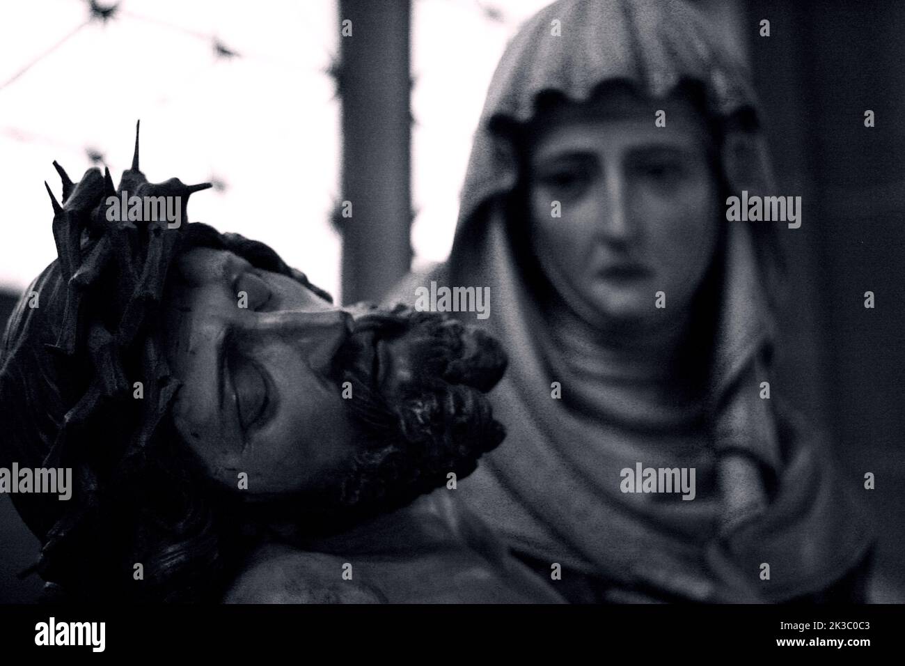 A grayscale of the Jesus and Mary statue in the cathedral of Frankfurt ...