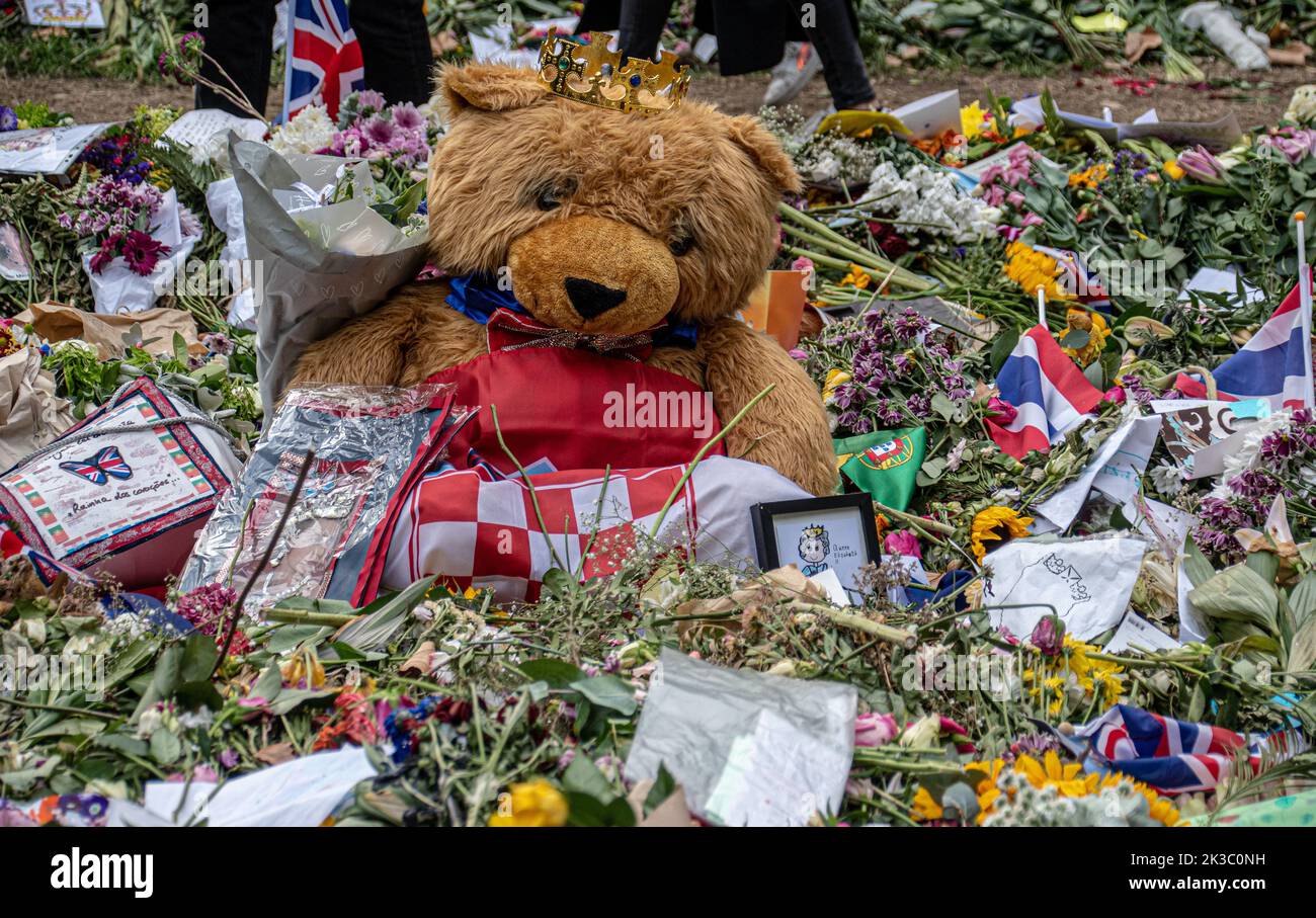 Queen funeral flowers hi-res stock photography and images - Alamy