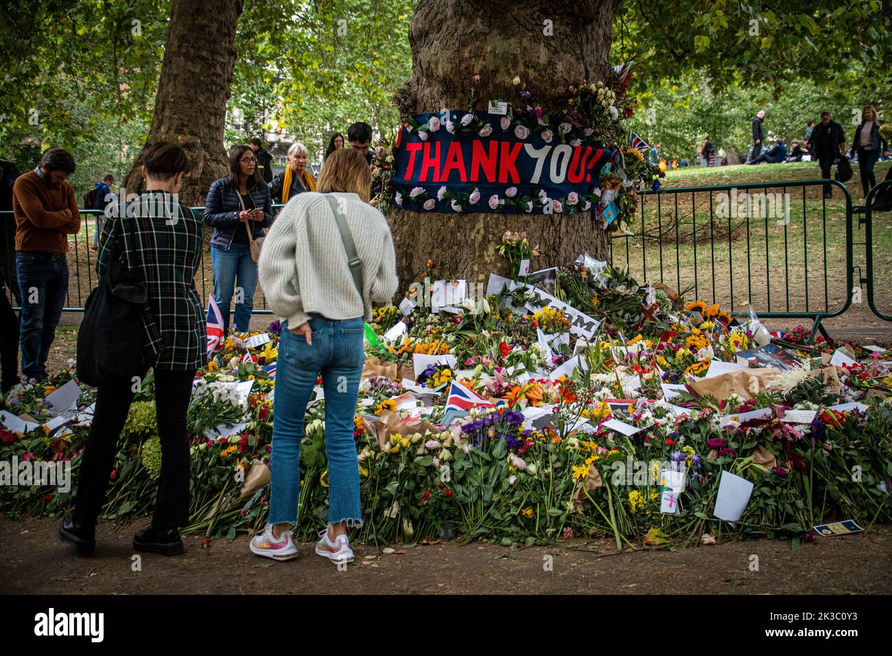 Mourners Looking at Floral Tributes to The Queen Stock Photo - Alamy