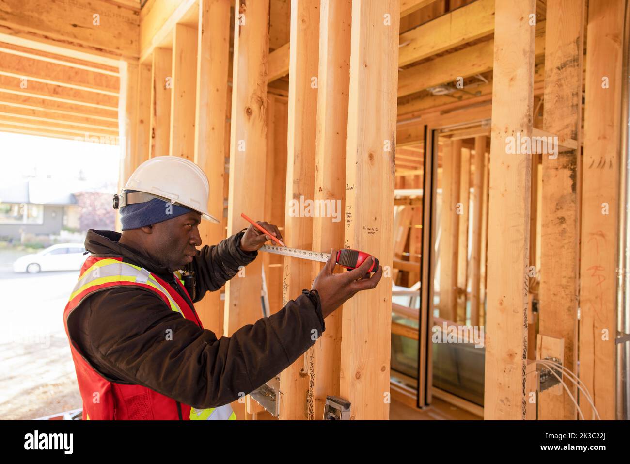 Man using tape measure hi-res stock photography and images - Alamy
