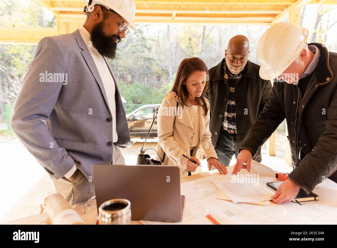 Signing contract building hi-res stock photography and images - Alamy