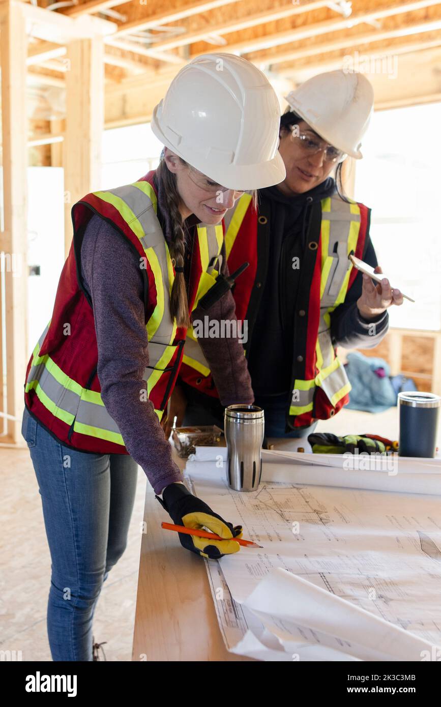 Female engineers hi-res stock photography and images - Alamy