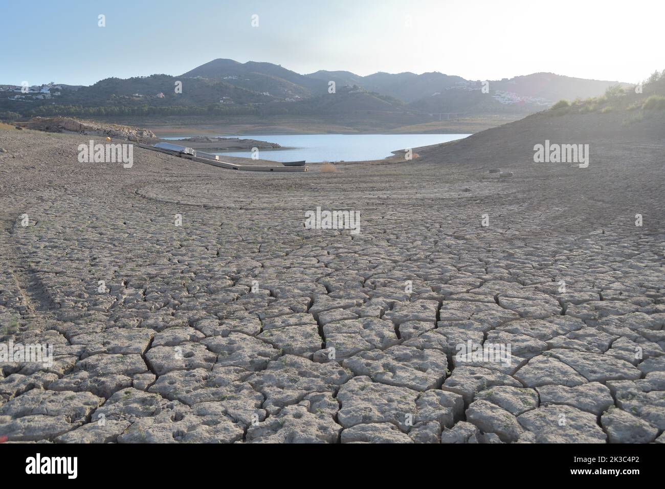 Shore dry lake earth hi-res stock photography and images - Alamy