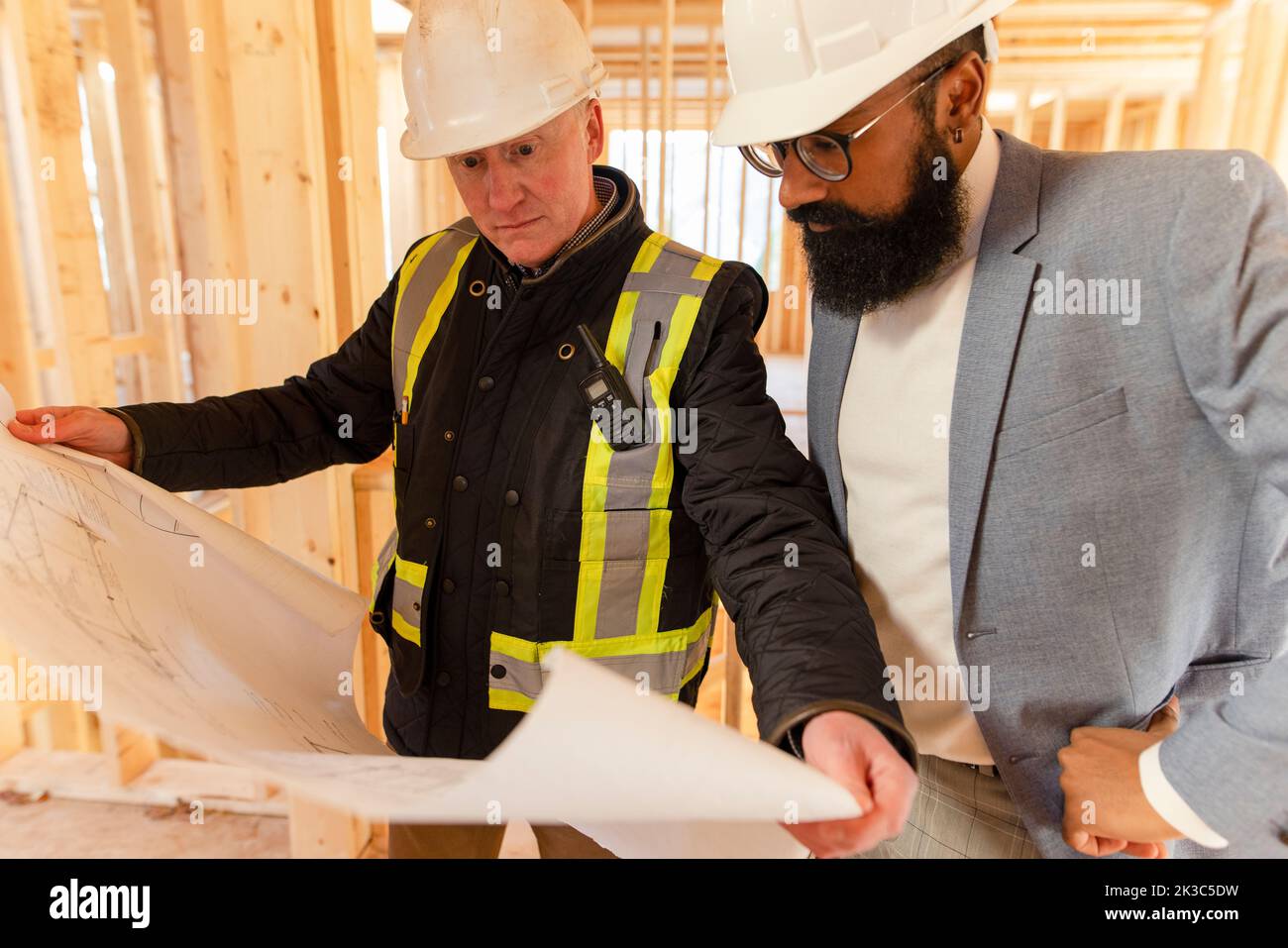 Construction reading blueprints hi-res stock photography and images - Alamy