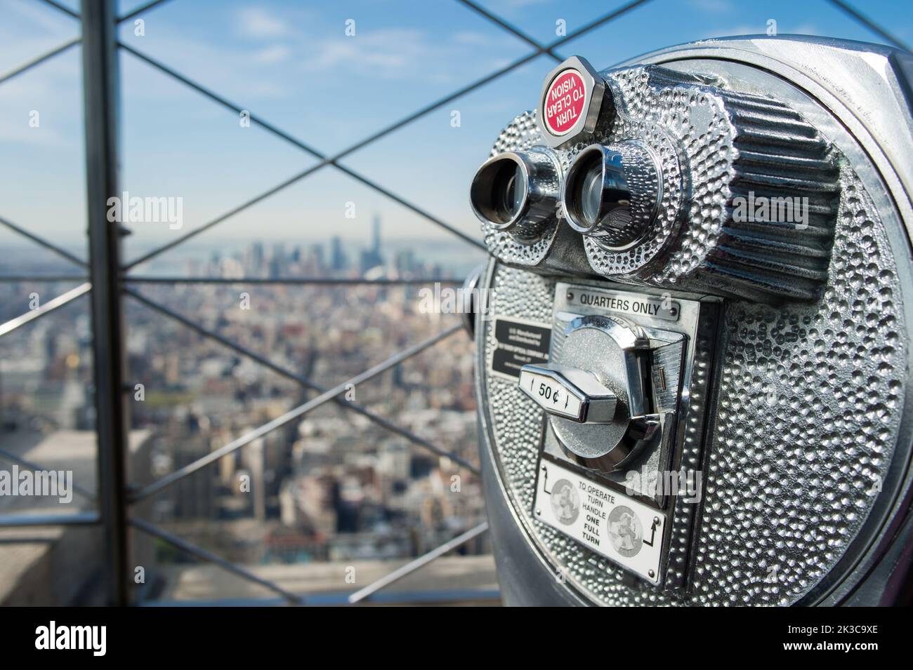 Tower viewer at the 86th floor observation deck at Empire State ...