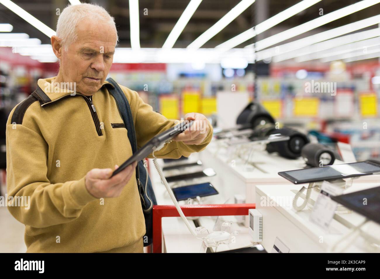 Electronic goods hi-res stock photography and images - Alamy