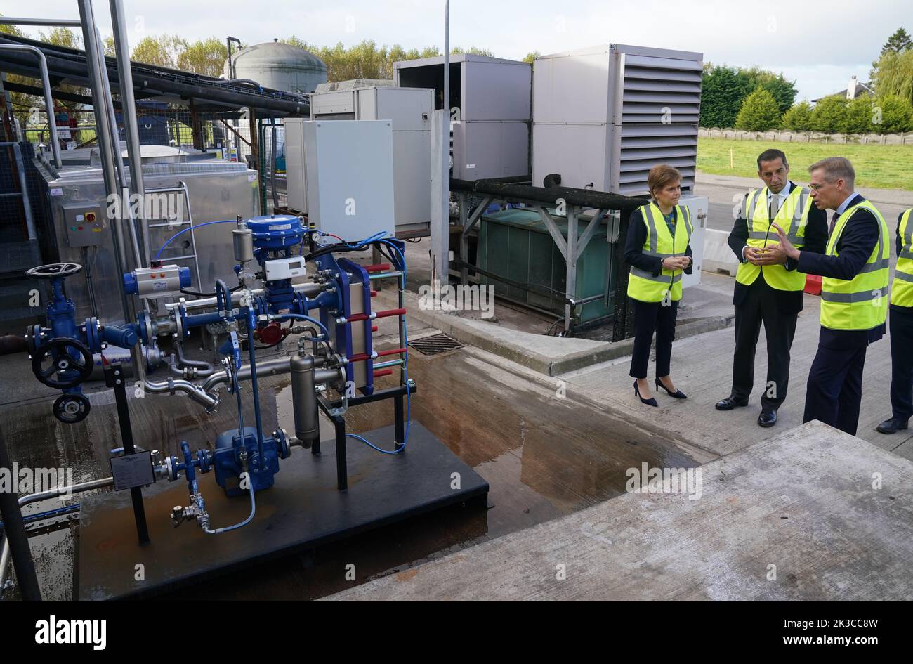 First Minister Nicola Sturgeon views the decarbonised heat network ...