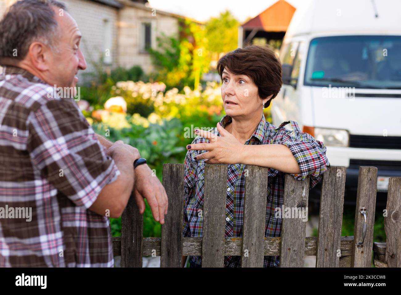 Neighbors talking fence hi-res stock photography and images - Alamy