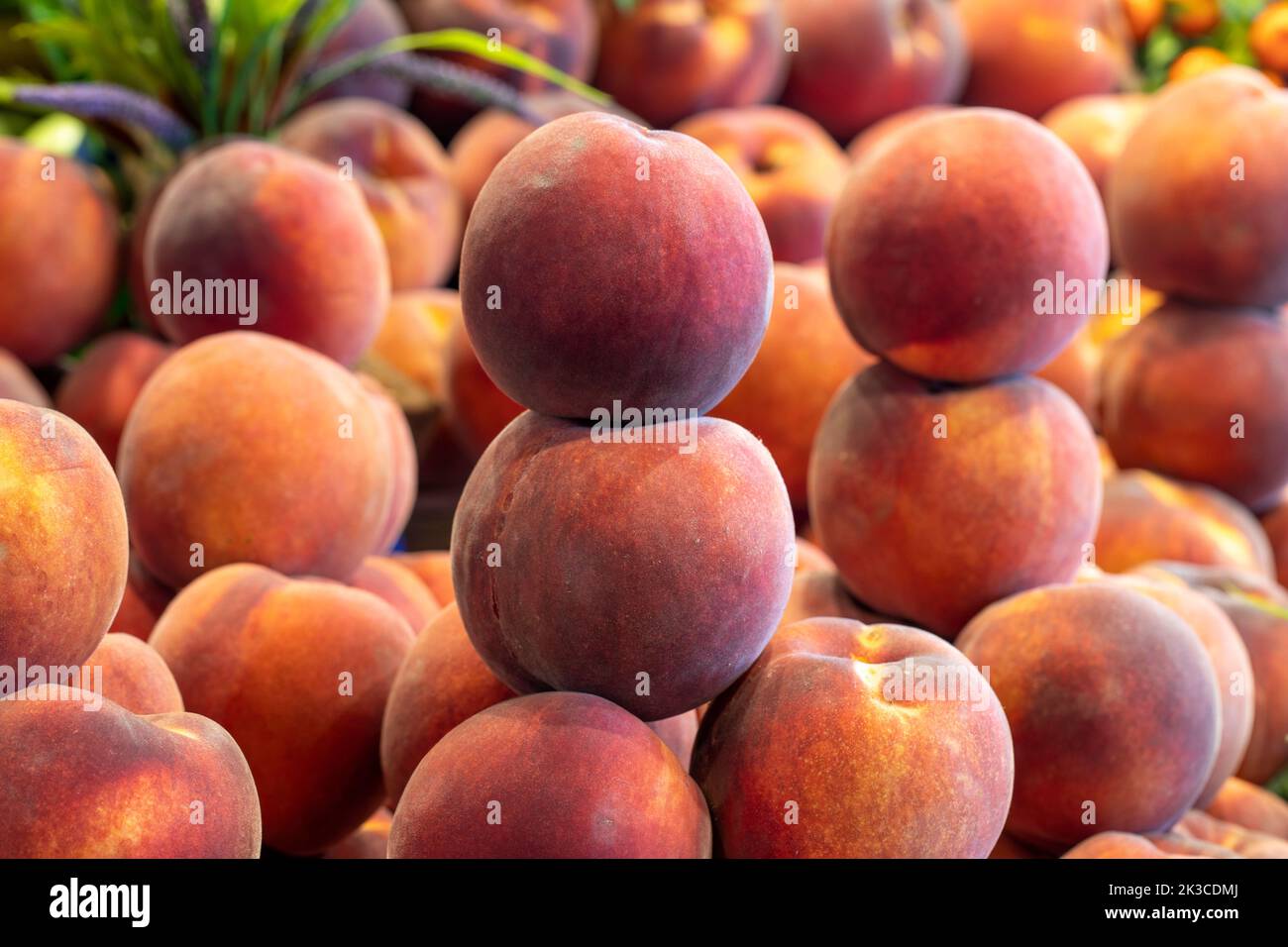 Peach on the market counter. Pile of ripe peaches Stock Photo - Alamy