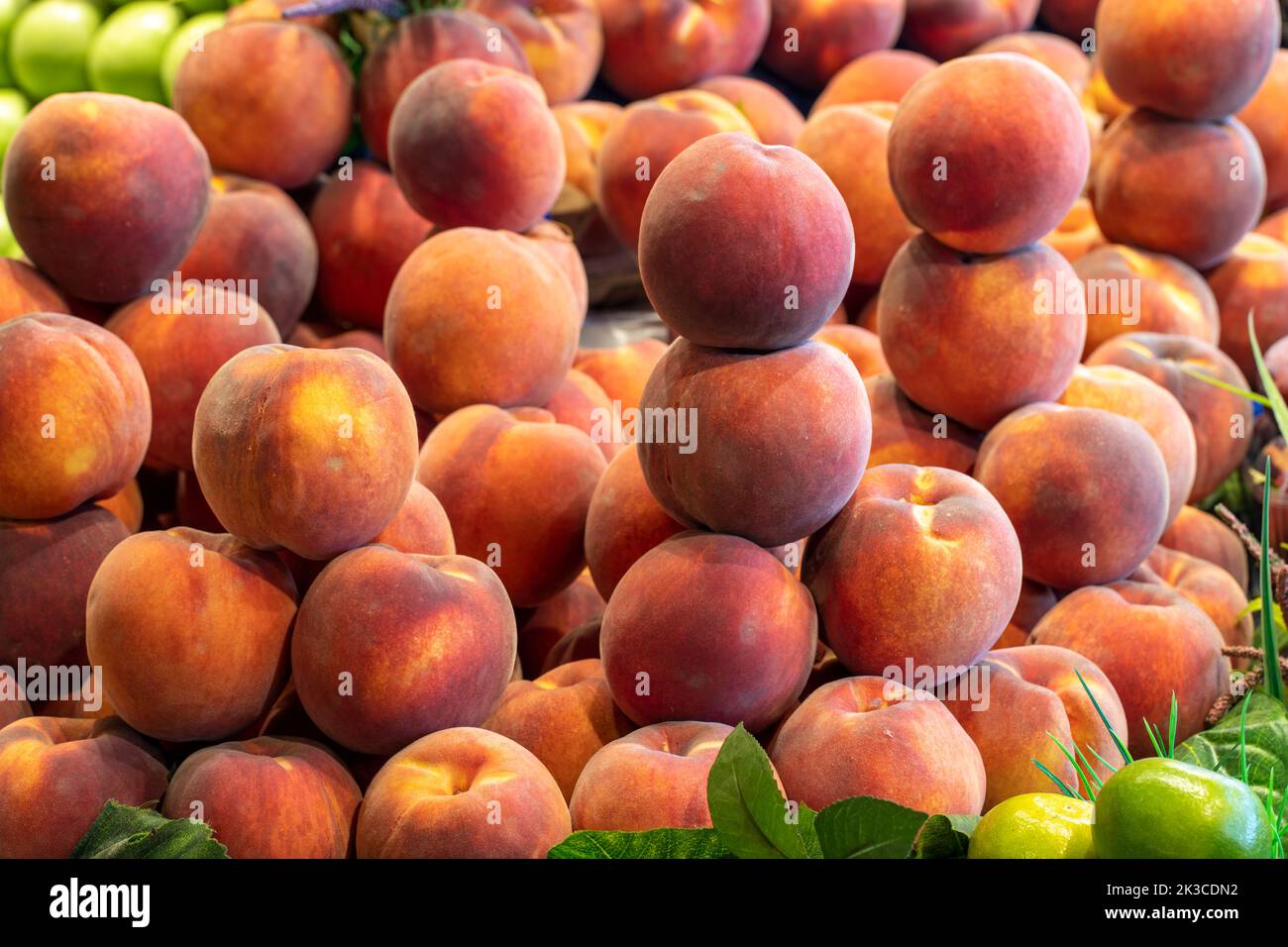 Each peach market hi-res stock photography and images - Alamy