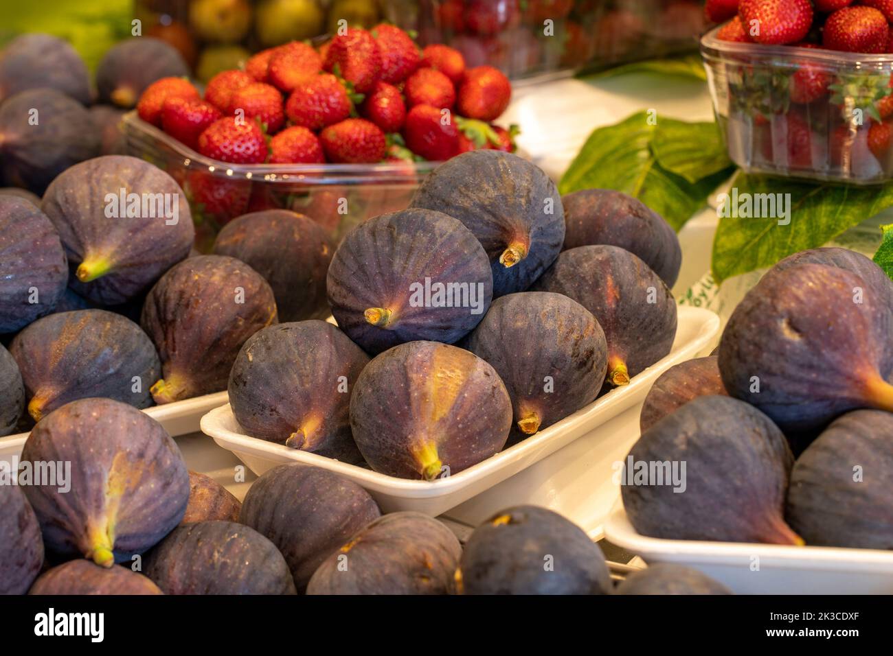 Fig fruit ripe hi-res stock photography and images - Alamy