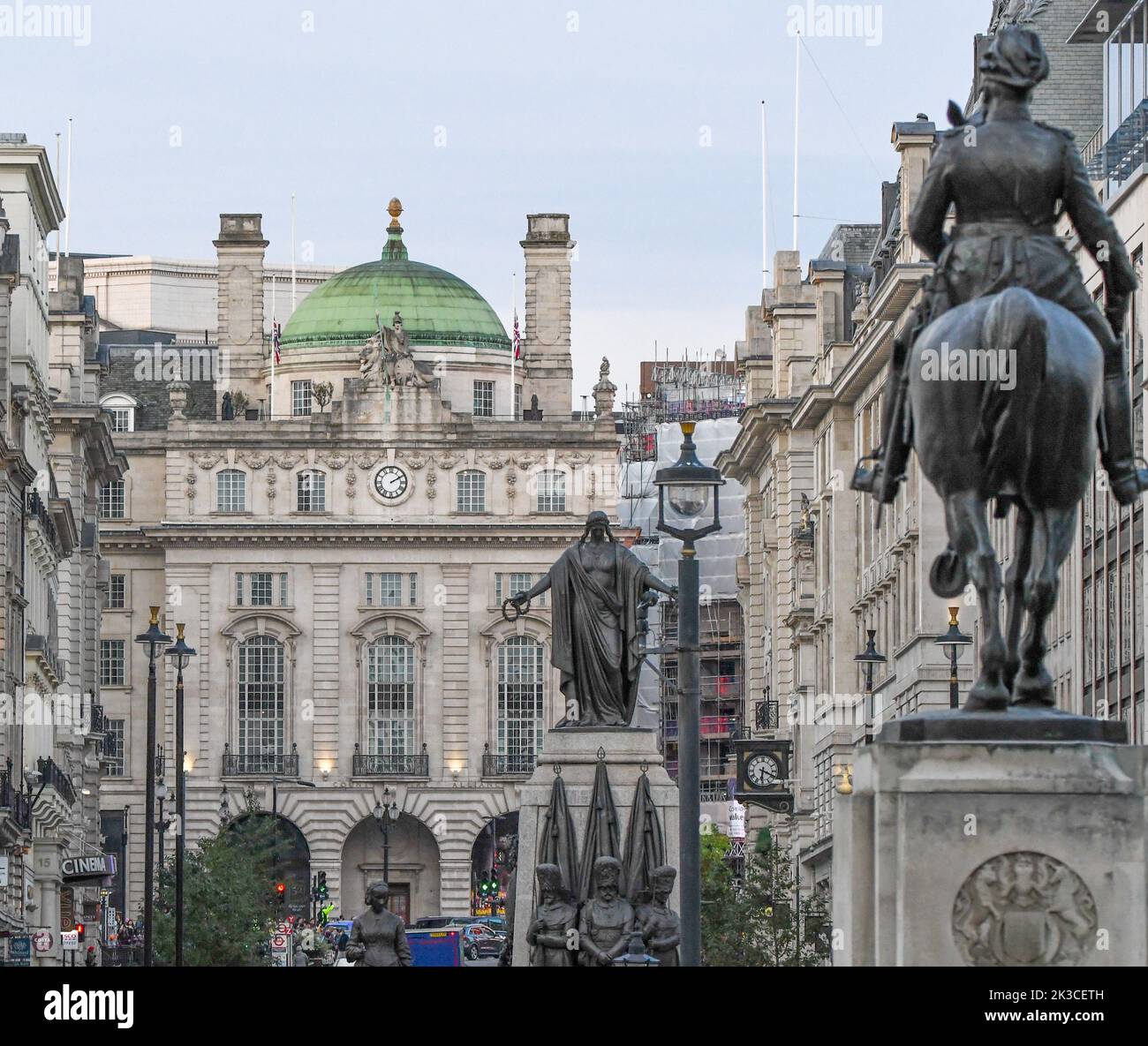 Buckingham Palace, The crowd shows respect on the Mall Stock Photo - Alamy