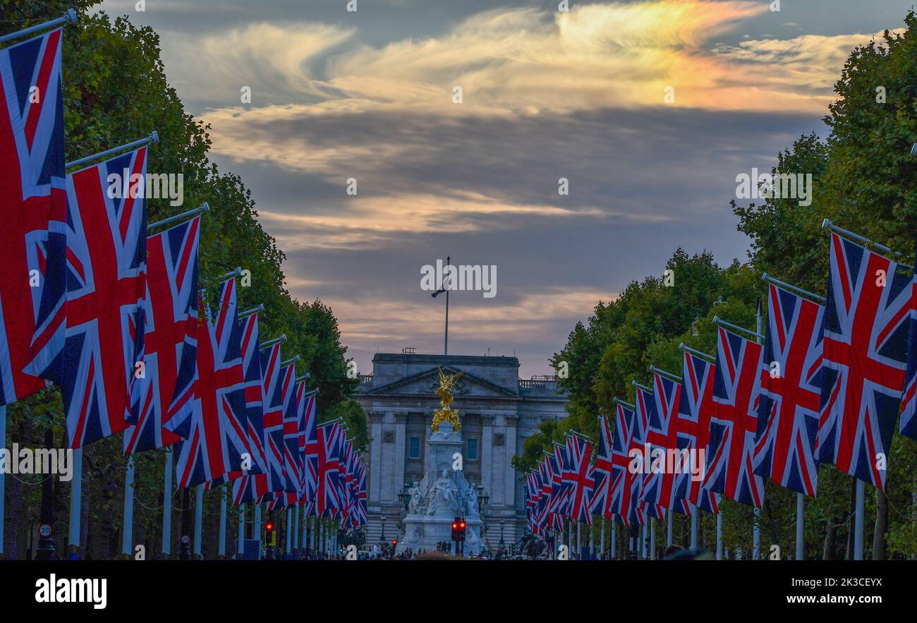 Buckingham Palace, The crowd shows respect on the Mall Stock Photo - Alamy