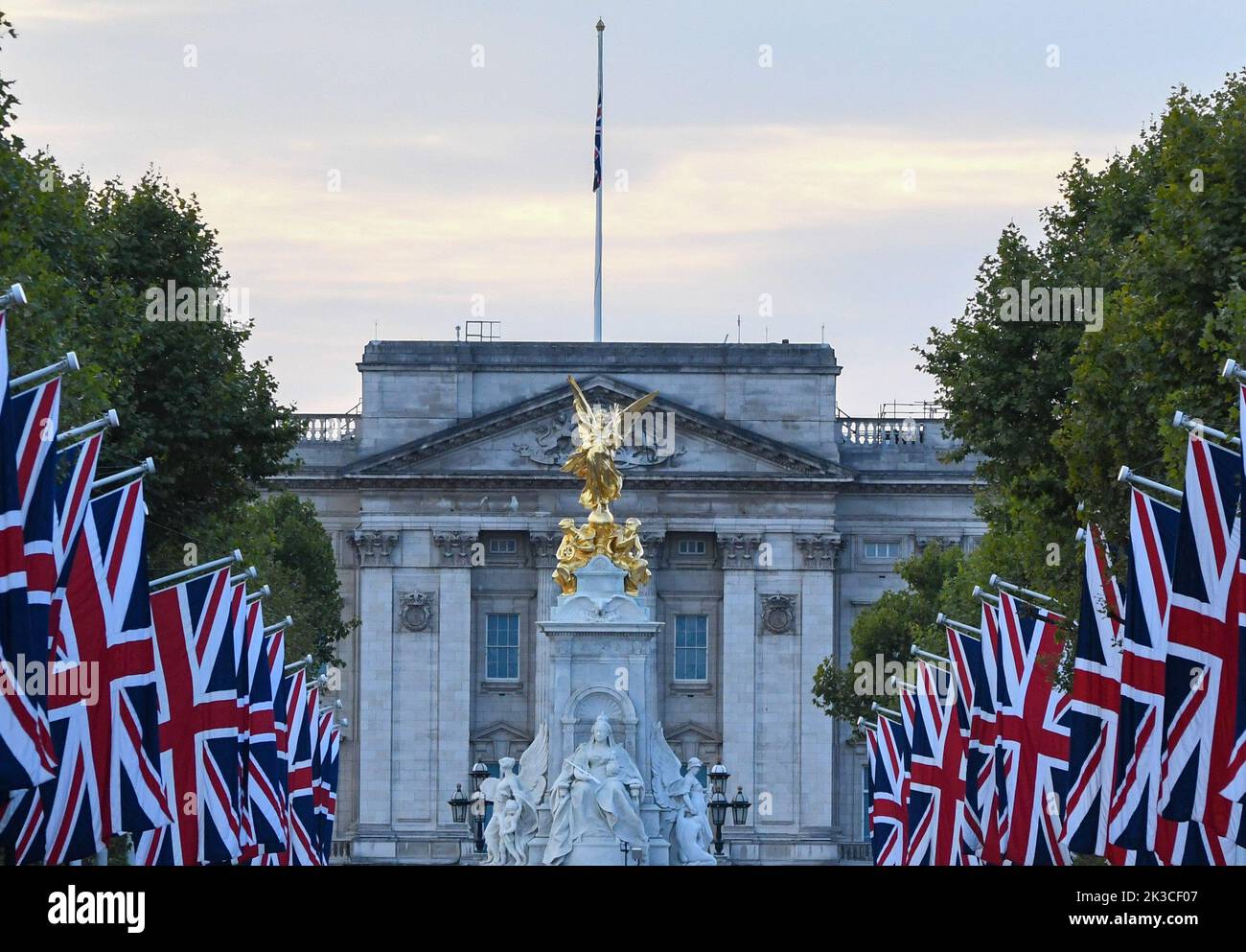 Buckingham Palace, The crowd shows respect on the Mall Stock Photo - Alamy