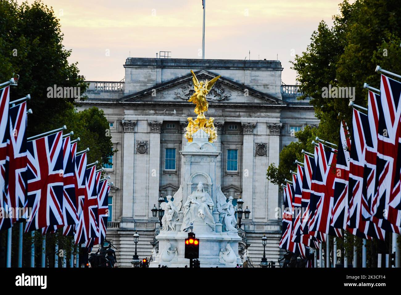 Buckingham Palace, The crowd shows respect on the Mall Stock Photo - Alamy